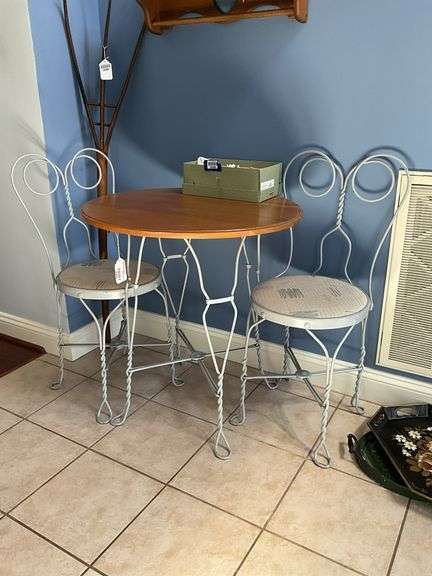 Wire ice cream parlor table and two chairs 27.5x27.5x29 - Hurley Real ...