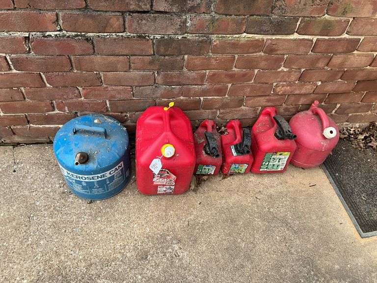 Fuel cans lot - Hurley Real Estate & Auctions