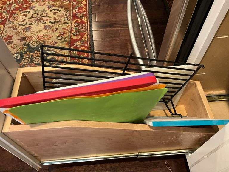 Contents of two pull-out cupboards: baking pans and trays, cutting ...