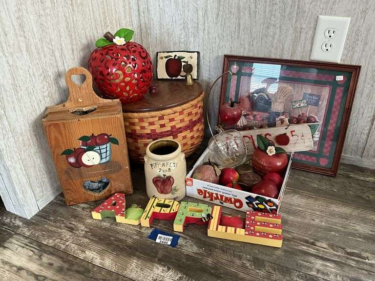 Apple themed décor lot - Hurley Real Estate & Auctions