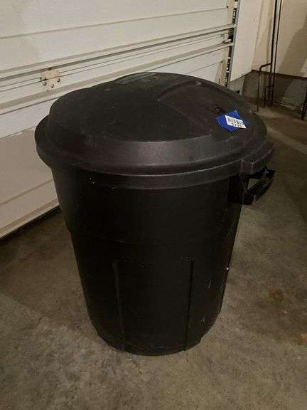 Plastic garbage can w/ lid - Hurley Real Estate & Auctions