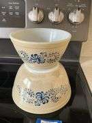 Two vintage Pyrex Homestead mixing bowls - Hurley Real Estate & Auctions