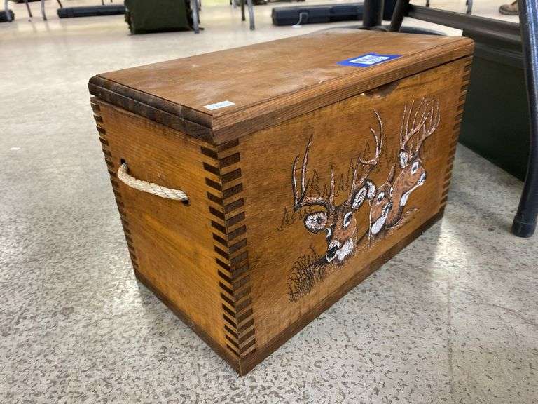 Wooden box with whitetail deer design - Hurley Real Estate & Auctions