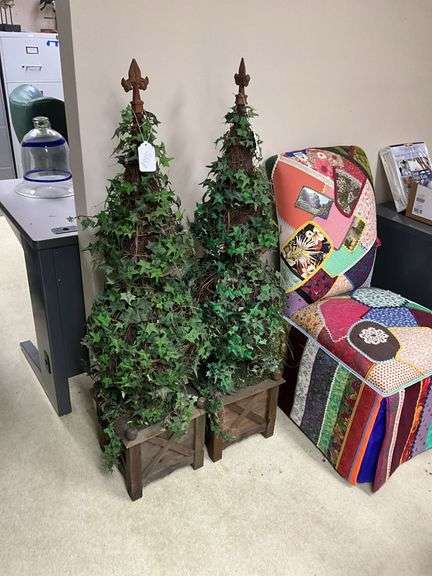 Pair of faux ivy topiaries in planter boxes - Hurley Real Estate & Auctions