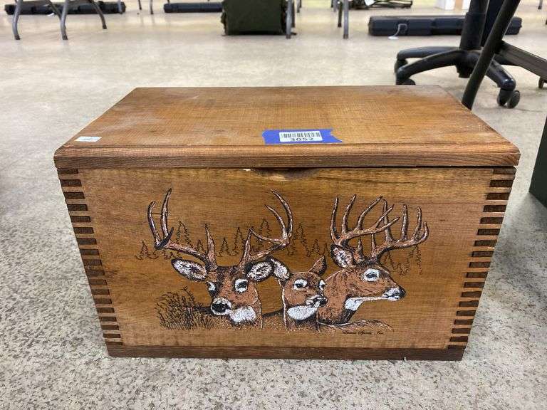 Wooden box with whitetail deer design - Hurley Real Estate & Auctions