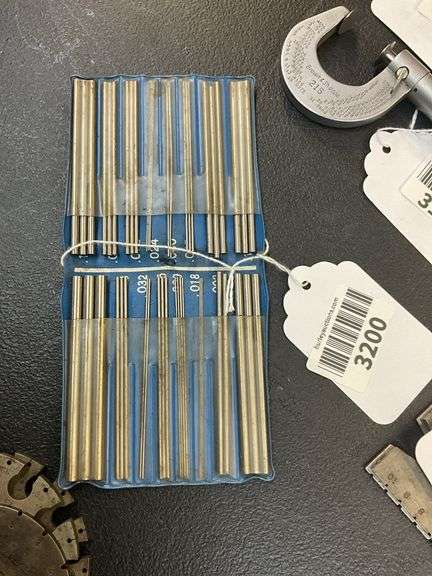 Thread measuring wires set in pouch - Hurley Real Estate & Auctions