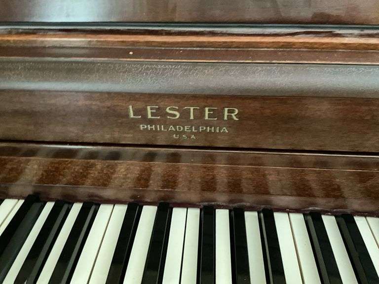 Lester/Philadelphia spinet piano - bench is included - no contents ...