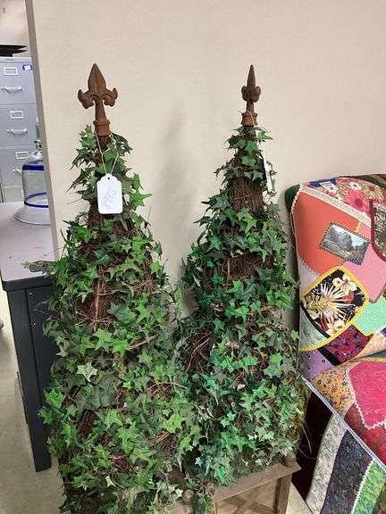 Pair of faux ivy topiaries in planter boxes - Hurley Real Estate & Auctions