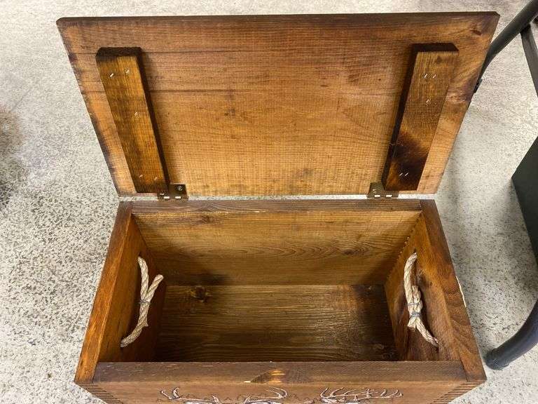 Wooden box with whitetail deer design - Hurley Real Estate & Auctions