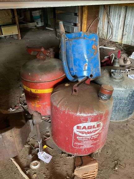 Metal fuel cans, oil can - Hurley Real Estate & Auctions