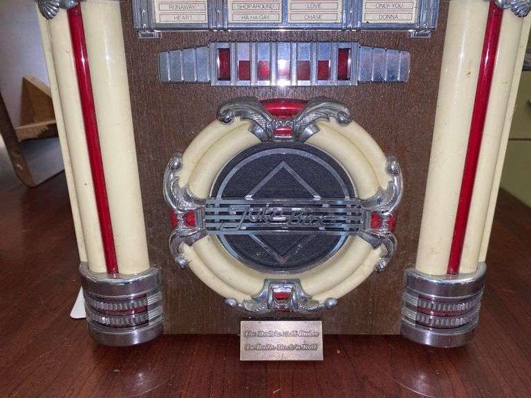 Figural jukebox radio/cassette player - Hurley Real Estate & Auctions