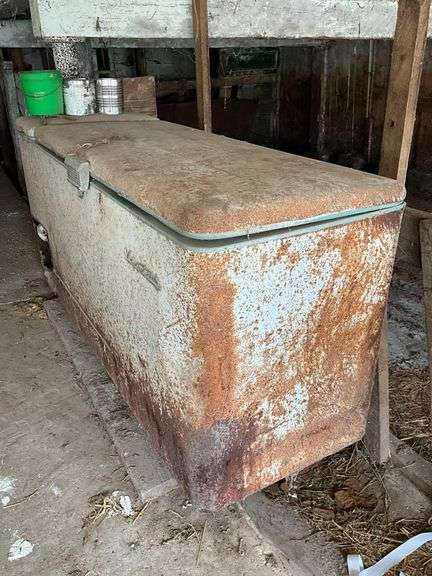 Old Victor chest freezer 83x30x38 - Hurley Real Estate & Auctions