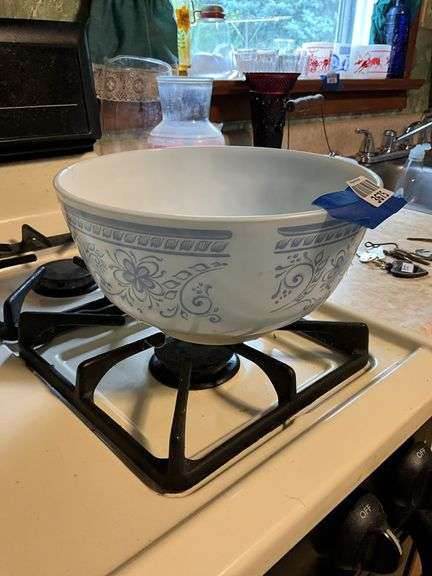 Vintage Pyrex Brittany Blue bowl - Hurley Real Estate & Auctions