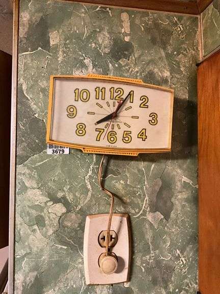 Vintage MCM GE electric wall clock - Hurley Real Estate & Auctions