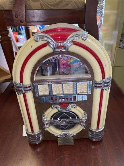 Figural jukebox radio/cassette player - Hurley Real Estate & Auctions