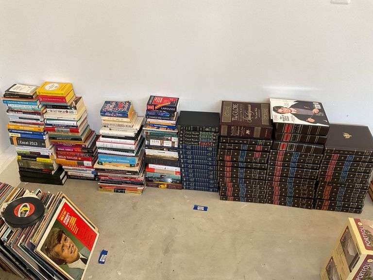 Encyclopedia Britanica, Misc book lot - Hurley Real Estate & Auctions