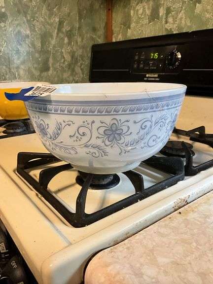 Vintage Pyrex Brittany Blue bowl - Hurley Real Estate & Auctions