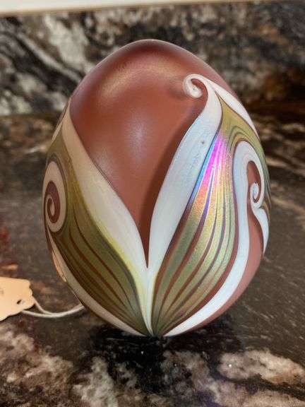 Vandermark iridescent art glass egg - Hurley Real Estate & Auctions