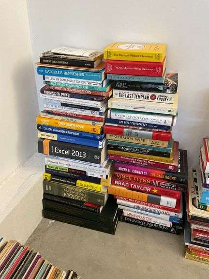 Encyclopedia Britanica, Misc book lot - Hurley Real Estate & Auctions