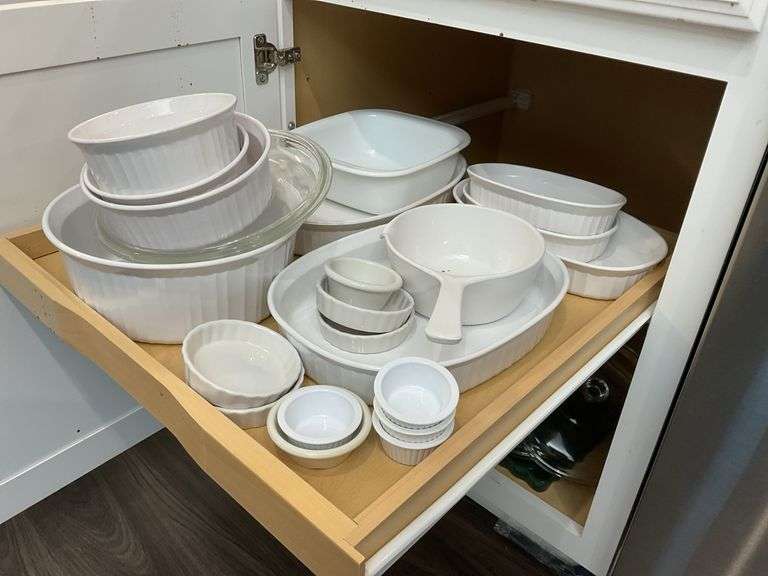 Contents of kitchen cupboard - Corning bakeware some w/ glass lids ...