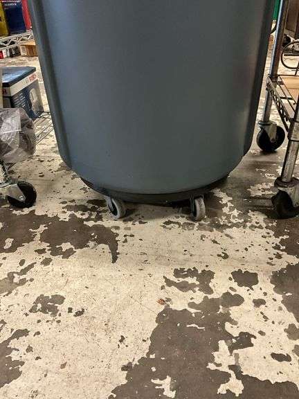 Brute Trash Can on casters - Hurley Real Estate & Auctions