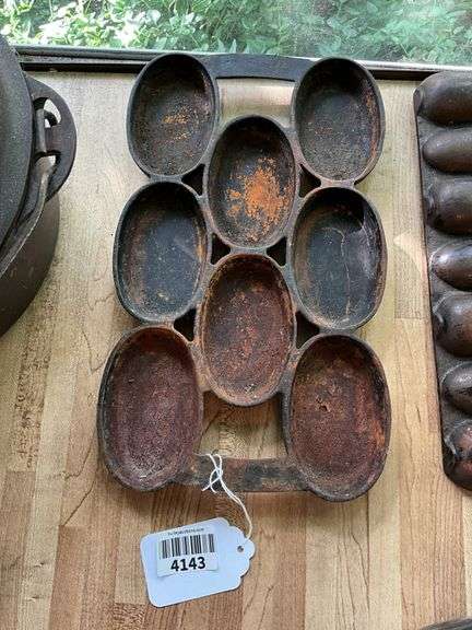 Wilton cast iron oval gem pan - Hurley Real Estate & Auctions