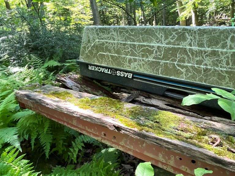 BASS TRACKER Bantam 3X Boat and Trailer, ***NO TITLE WILL BE PROVIDED ...