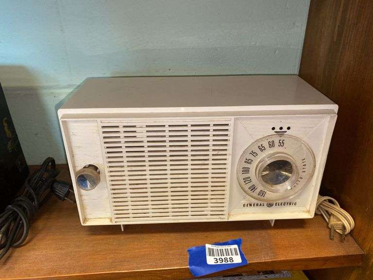 Vintage GE plastic case table radio - Hurley Real Estate & Auctions