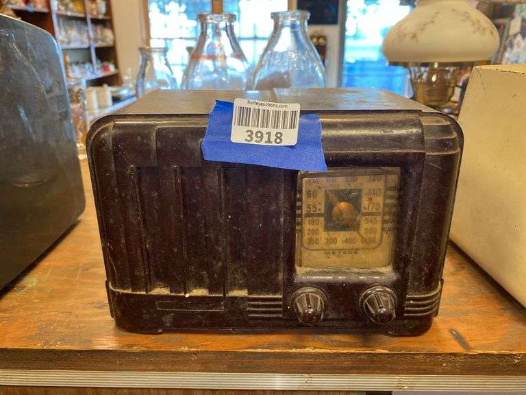 Vintage Art Deco bakelite case radio - note chip to side of case ...