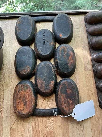 Wilton cast iron oval gem pan - Hurley Real Estate & Auctions