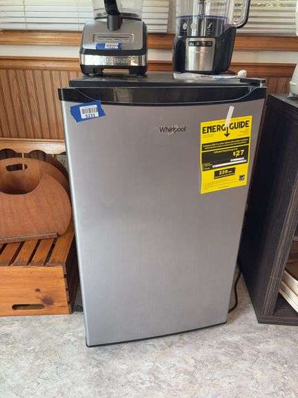 Whirlpool mini fridge 20x22x33 - Hurley Real Estate & Auctions