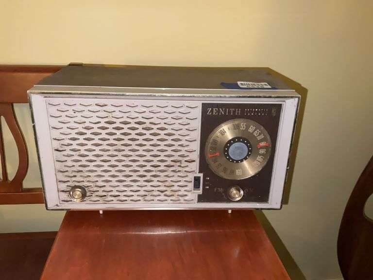 Vintage Zenith table radio - Hurley Real Estate & Auctions