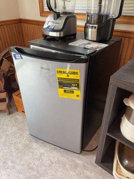 Whirlpool mini fridge 20x22x33 - Hurley Real Estate & Auctions