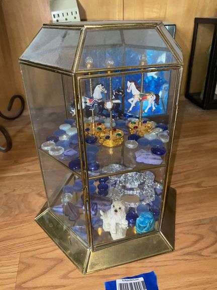 Table top glass curio w/ contents - Hurley Real Estate & Auctions