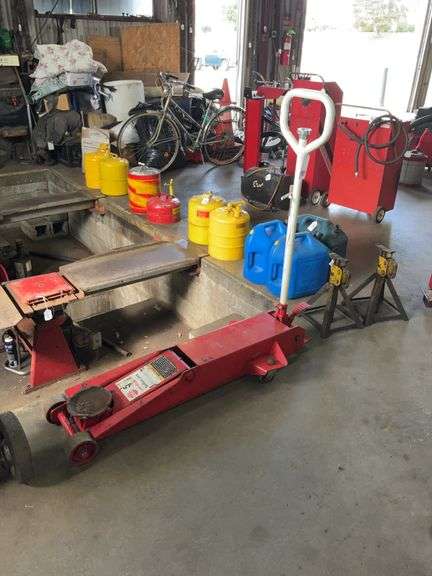 Mac Tools 5 ton Lightning Lift service jack - Hurley Real Estate & Auctions