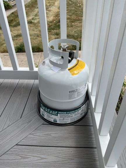 Propane tank w/ base - Hurley Real Estate & Auctions