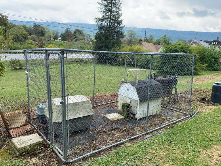 Chain link dog pen and contents: dog house, dog crates - Hurley Real ...