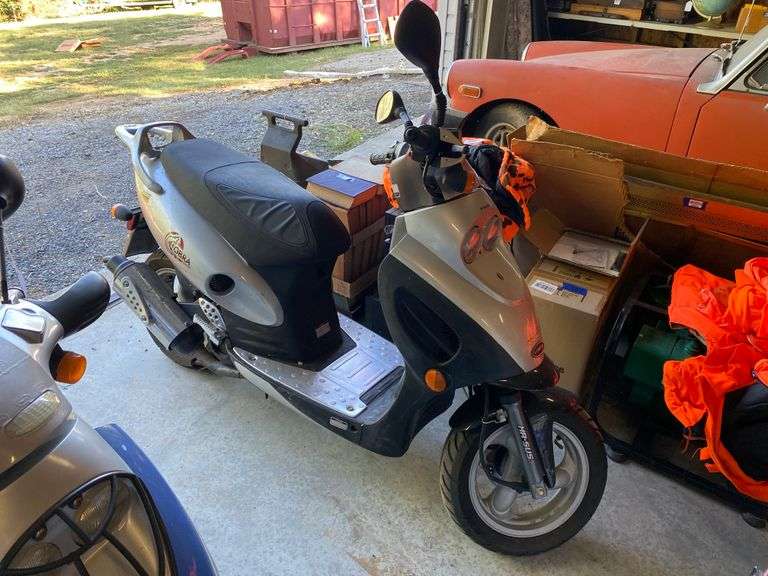Kymco Cobra Racer scooter, this scooter is being sold for scrap/parts ...