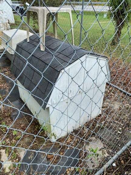 Chain link dog pen and contents: dog house, dog crates - Hurley Real ...