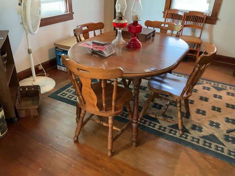 Early American oval kitchen table and set of four chairs - no contents ...