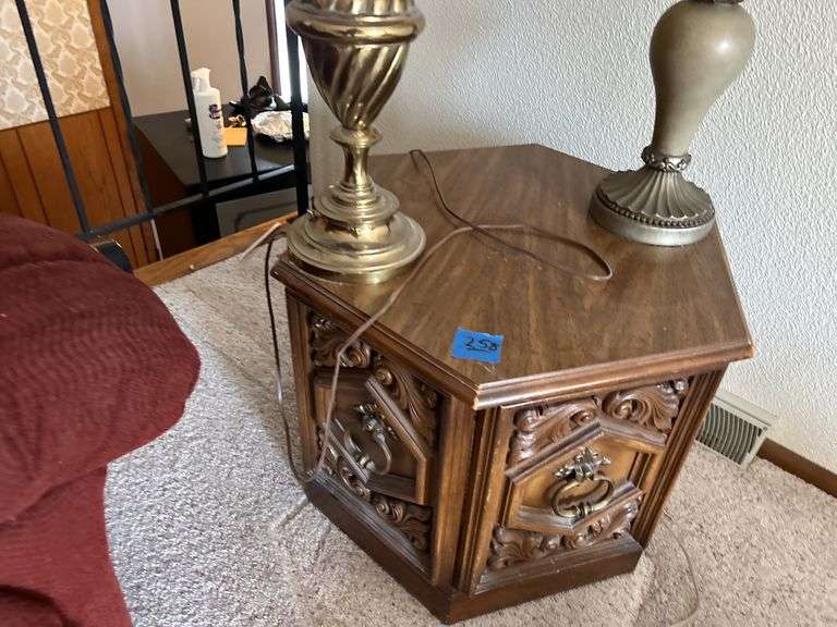 Two Lamps & an End Table - Integrity Auctioneers