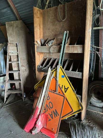 Road Signs & Storage Organizer - Integrity Auctioneers