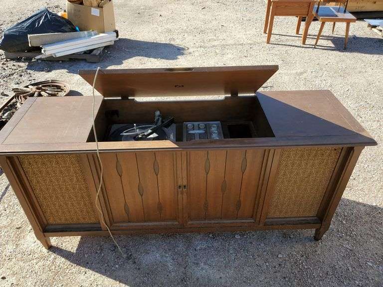 (OUT) NEW VISTA VICTROLA CONSOLE STEREO (UNKNOWN) - Isabell Auction