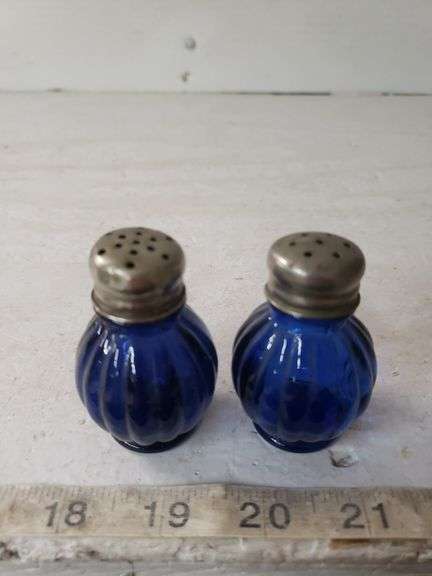 BLUE SALT AND PEPPER SHAKER - Isabell Auction