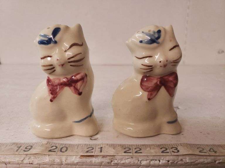 SHAWNEE CAT SALT AND PEPPER SHAKER - Isabell Auction