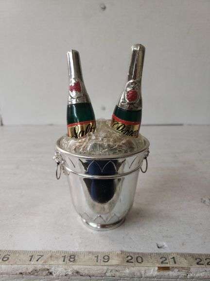 ICE BUCKET WITH CHAMPAGNE SALT AND PEPPER SHAKER - Isabell Auction