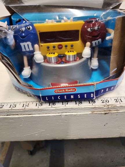 M&M CLOCK RADIO - Isabell Auction