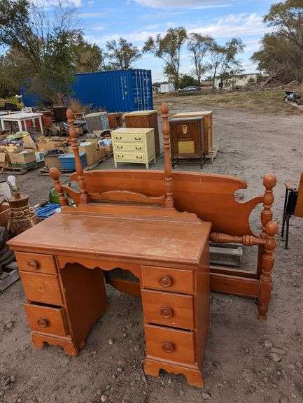 WOODEN VANITY WITH MIRROR & MATCHING HEADBOARD & FOOTBOARD - Isabell ...