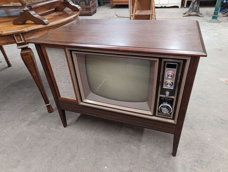 VINTAGE RETRO 19" COLOR ALL CHANNEL CONSOLE TELEVISION WITH COLOR ...