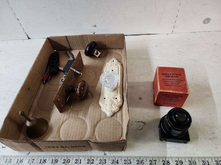 ASSORTED DOOR KNOBS, HOLLYWOOD VIEWER - Isabell Auction